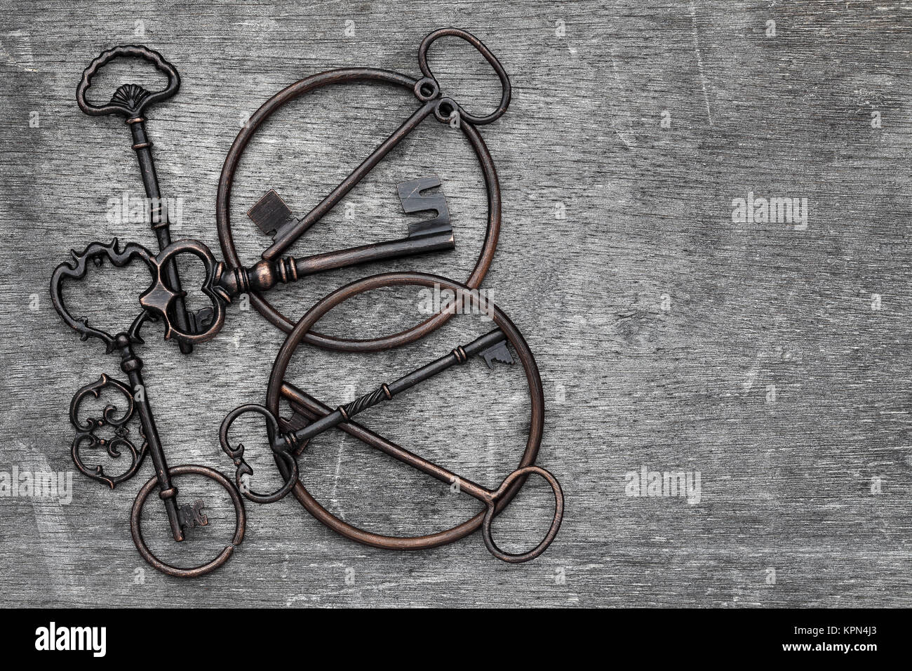 vintage rusty key on grunge wooden background Stock Photo - Alamy