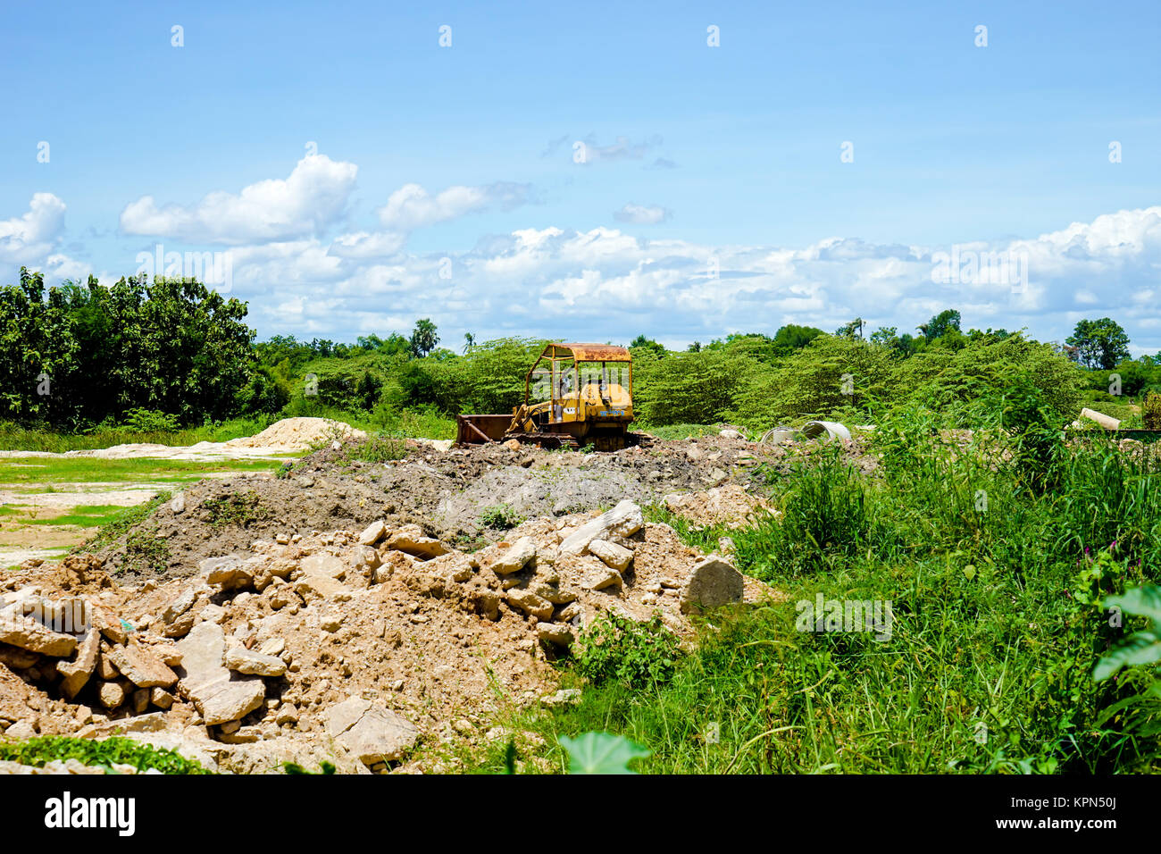 Tractor with scooper hi-res stock photography and images - Alamy