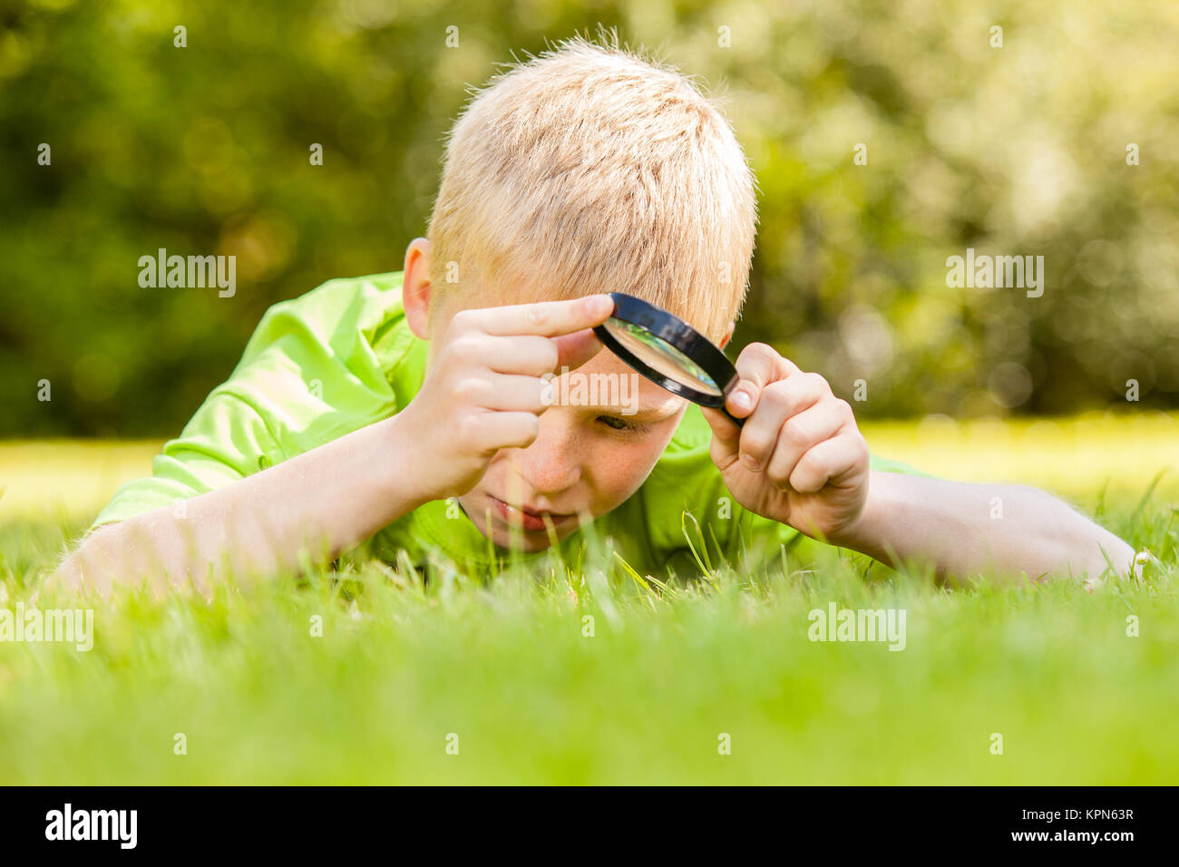 Child using magnifying glass Stock Photo - Alamy