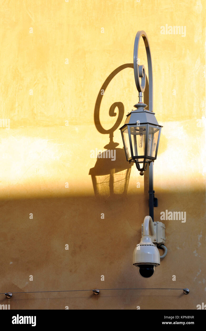 Police watching security camera hi-res stock photography and images - Alamy