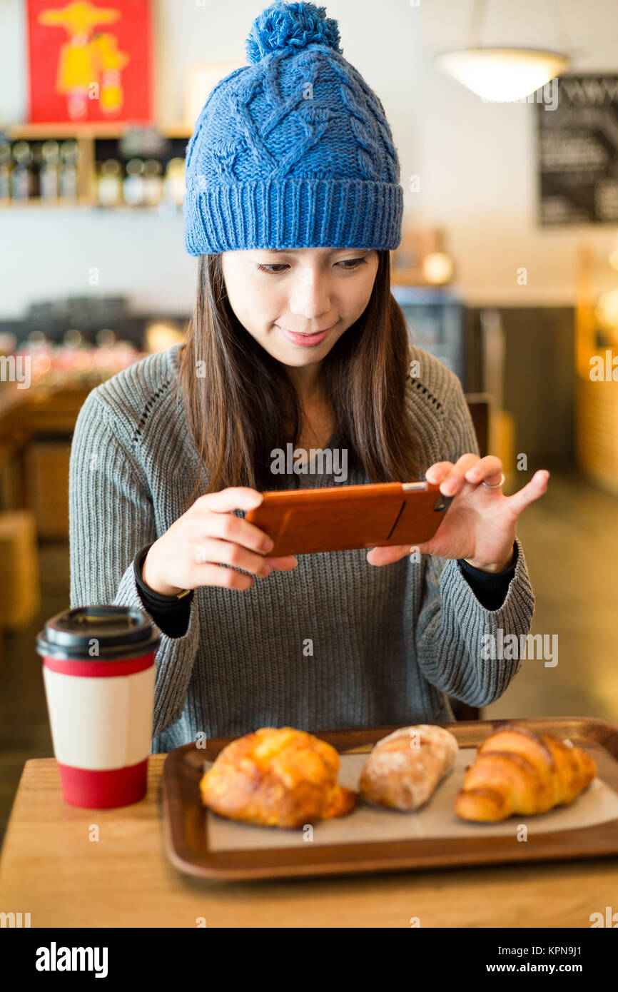 woman take photo on her breakfast in cafe Stock Photo - Alamy