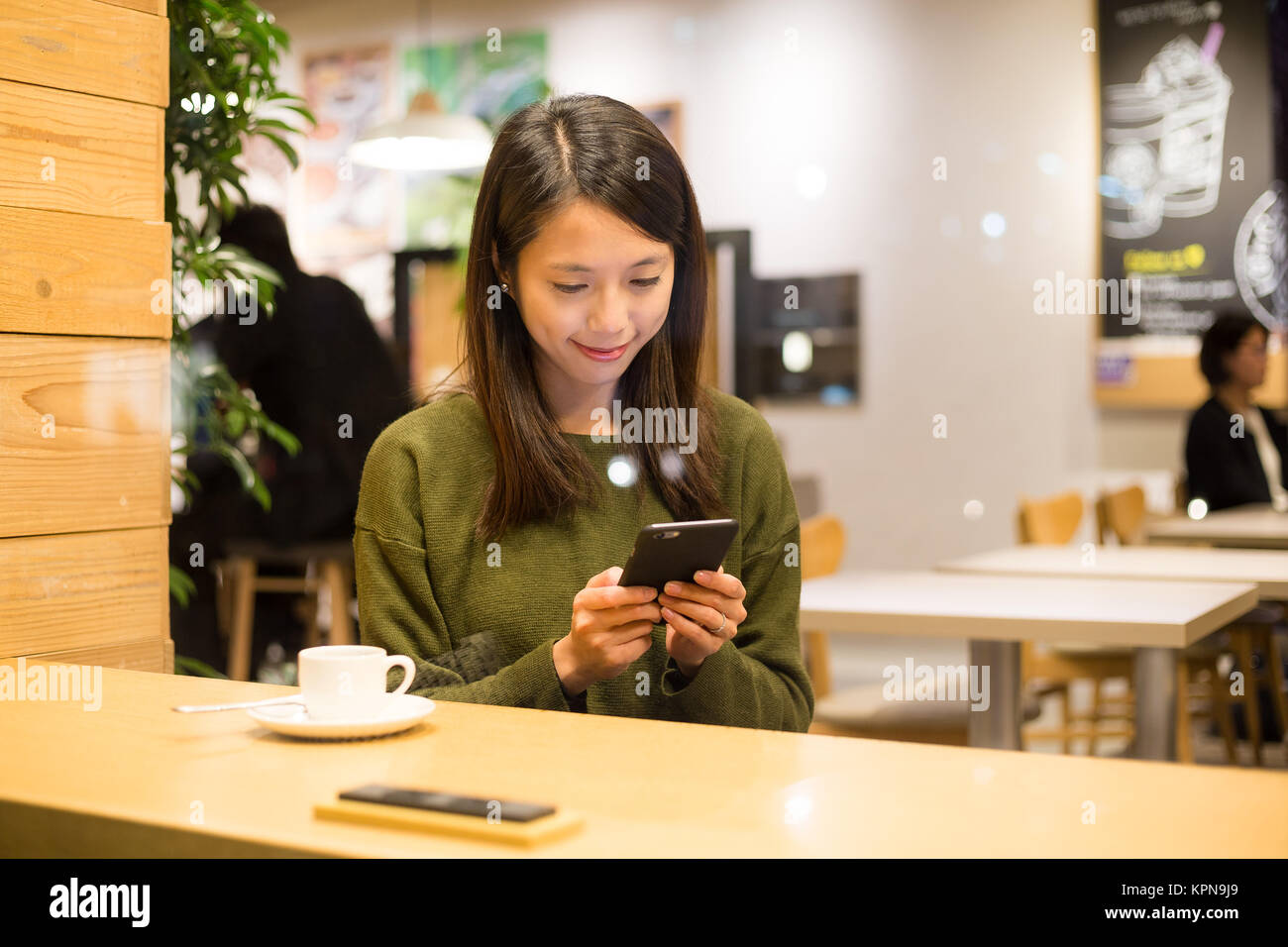 Woman use of mobile phone in coffee shop Stock Photo - Alamy