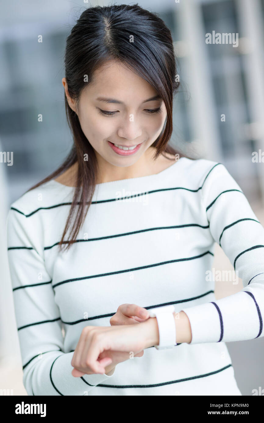 Woman use of wearable watch Stock Photo - Alamy