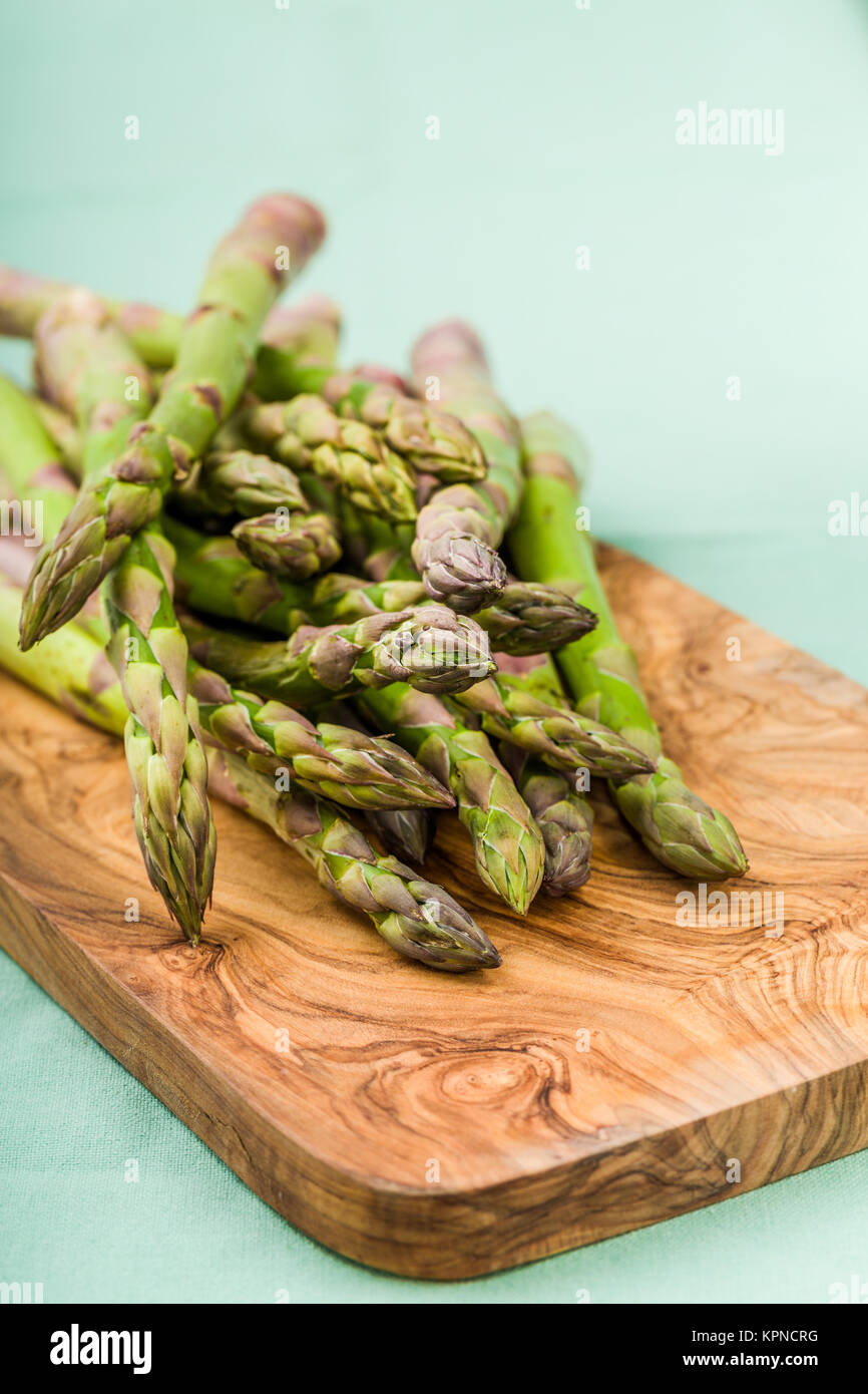Frischer Grüner Spargel im Bund und Lose auf einen untergrund Stock ...