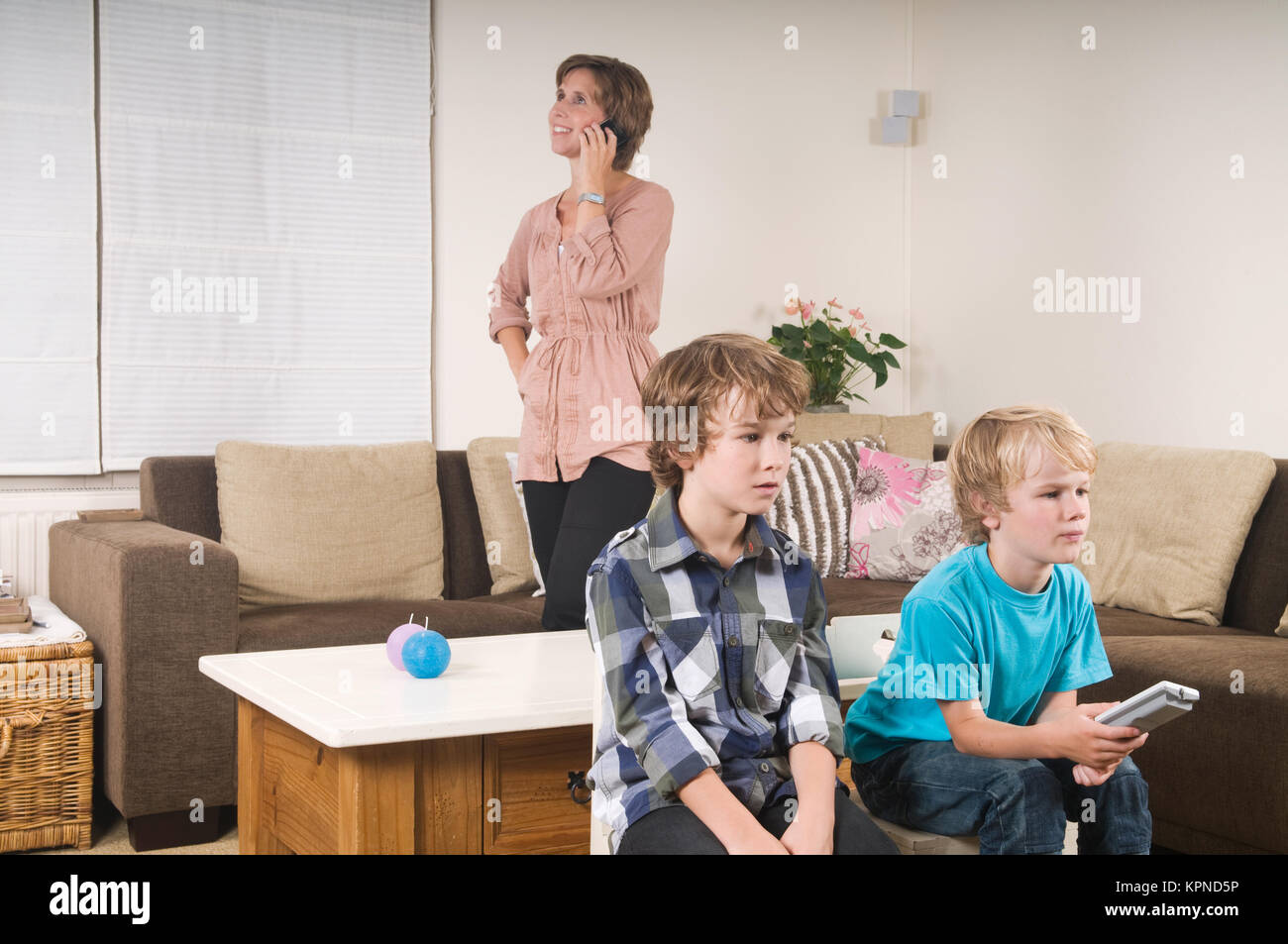 Children watching tv Stock Photo - Alamy