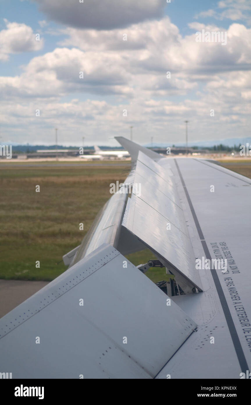 Wing of airplane landing Stock Photo - Alamy
