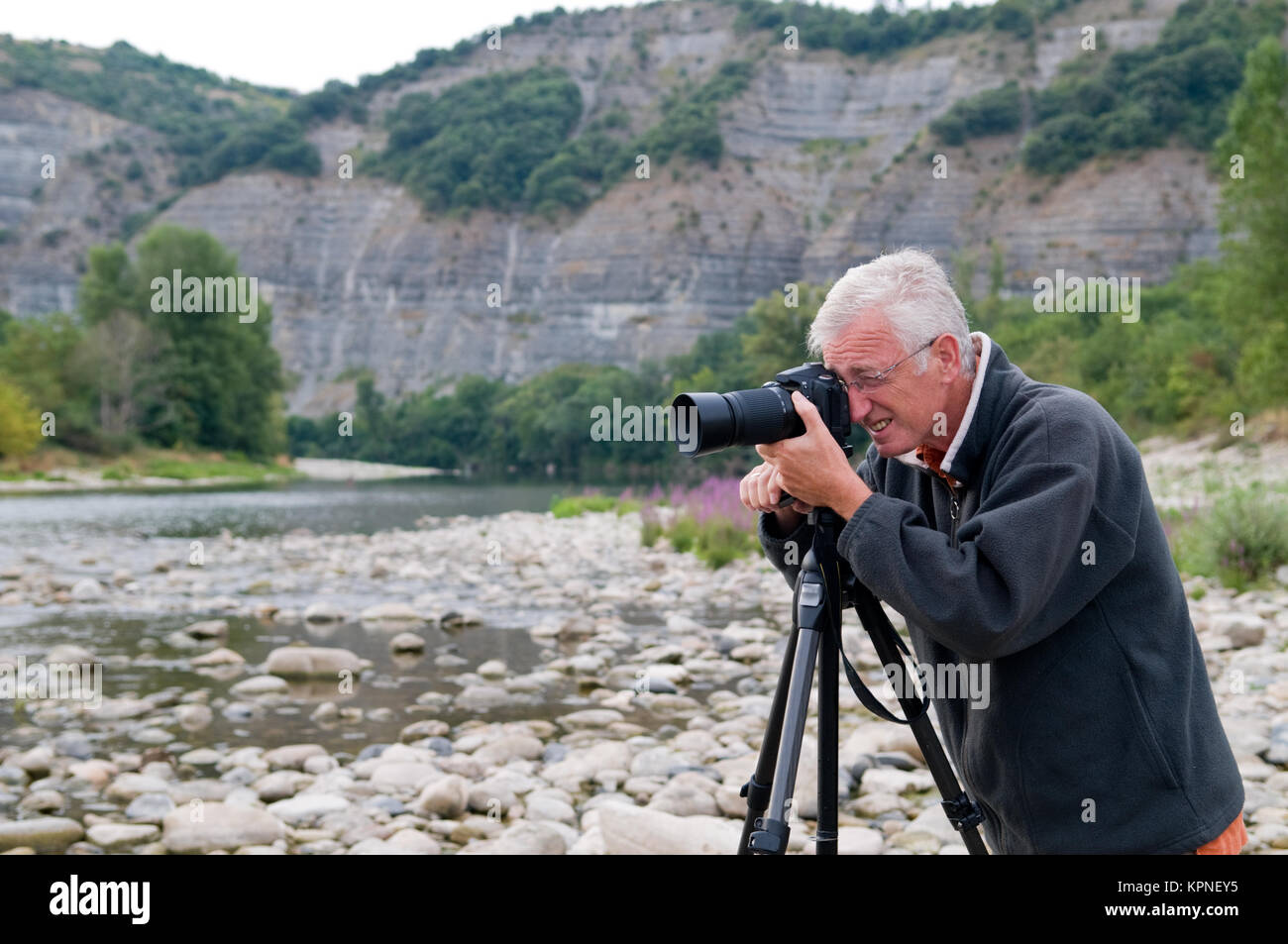 Senior citizen with dslr camera hi-res stock photography and images - Alamy