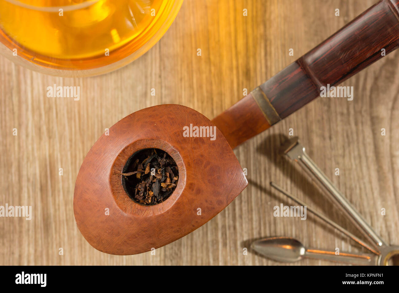 Tabakpfeife von oben auf einem Holztisch mit Tabak und Getränk Stock ...