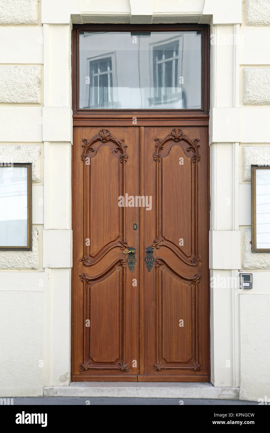Wooden engraved doors hi-res stock photography and images - Alamy