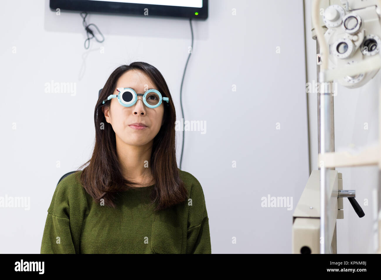 Woman doing eye test Stock Photo - Alamy