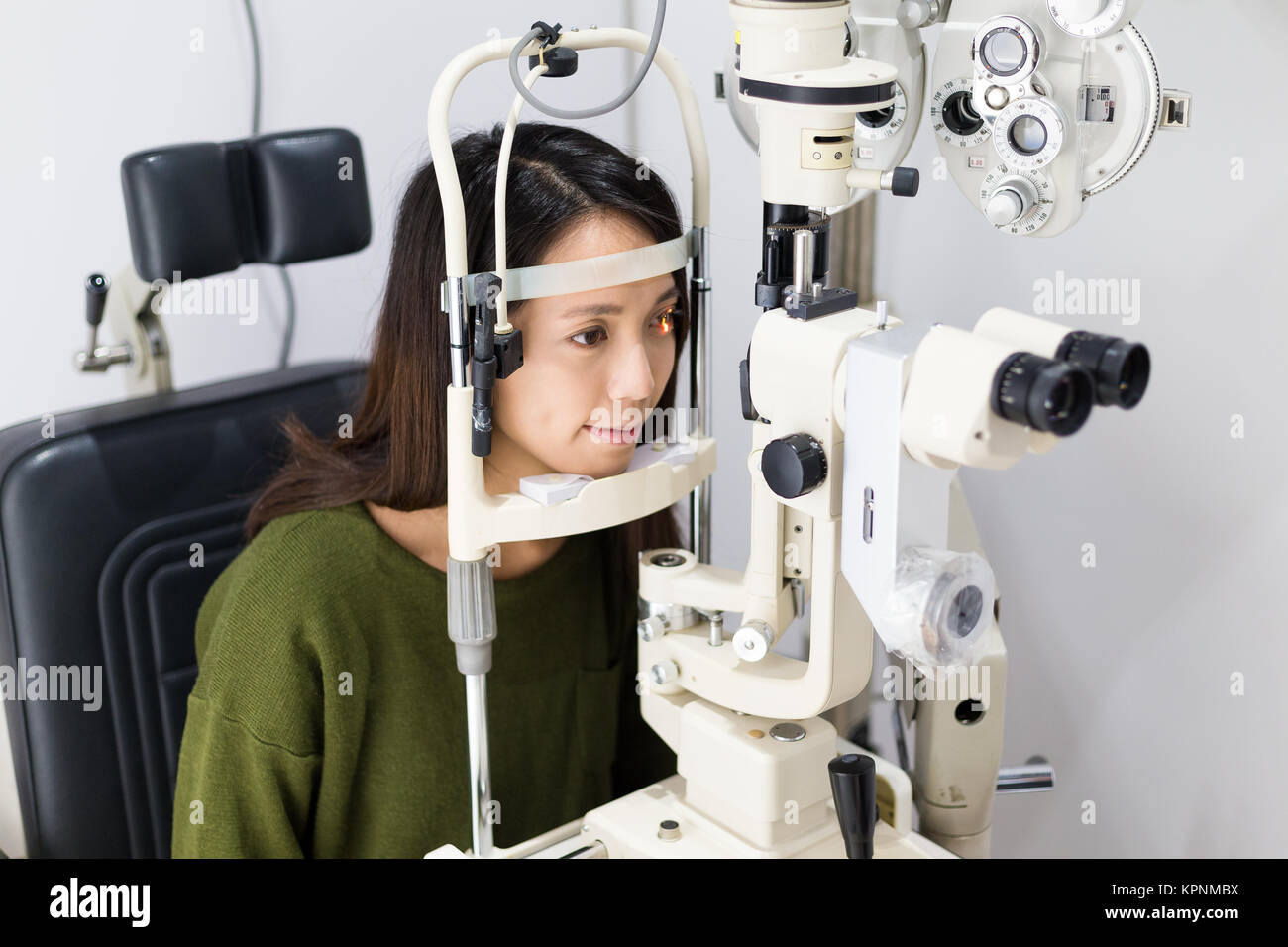 Patient doing eye exam in medical office Stock Photo - Alamy