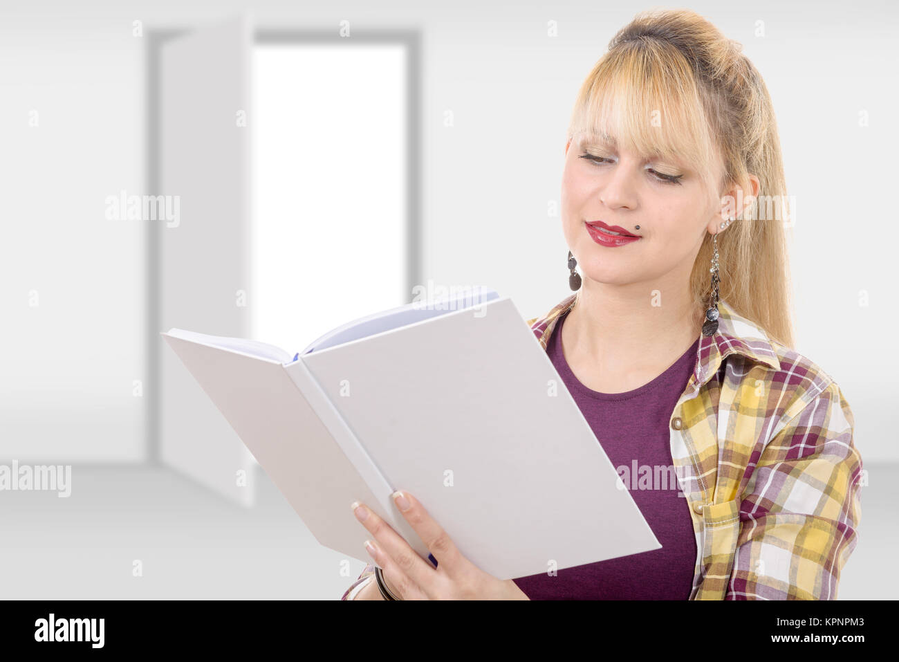pretty woman reading a book Stock Photo - Alamy