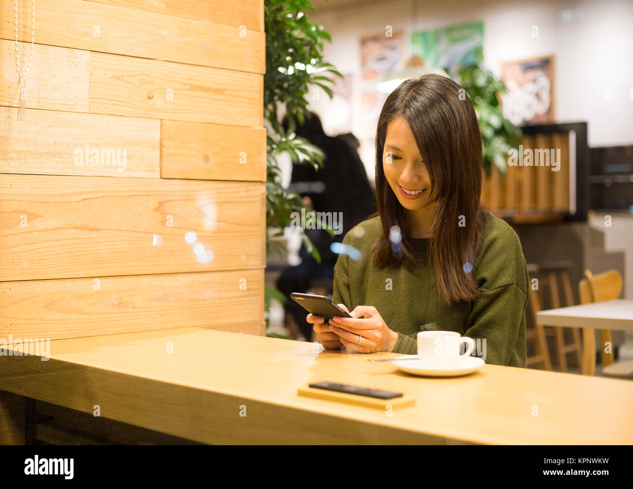 Woman use of mobile phone in coffee shop Stock Photo - Alamy