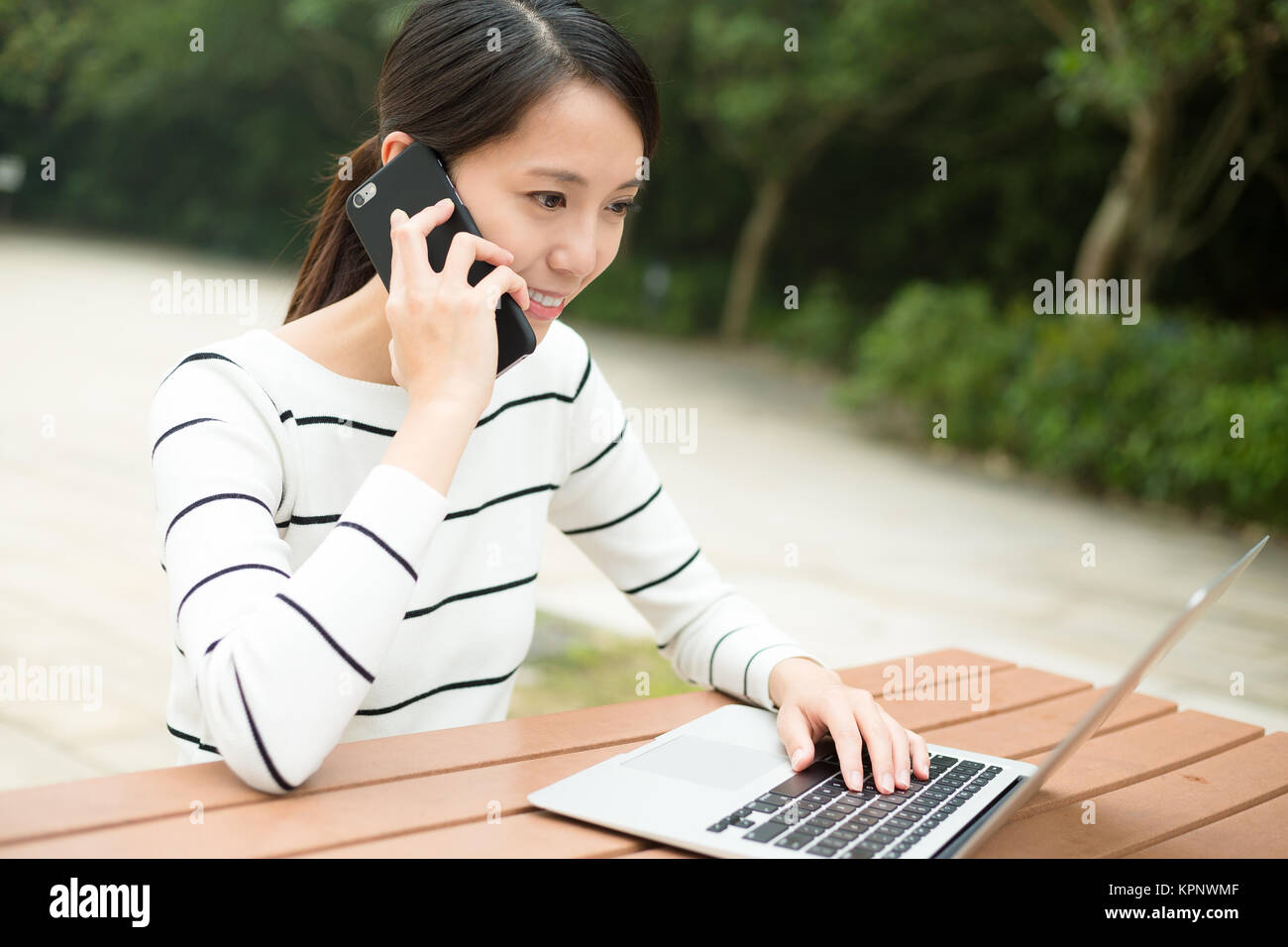 Girls talking outside with laptop hi-res stock photography and images ...