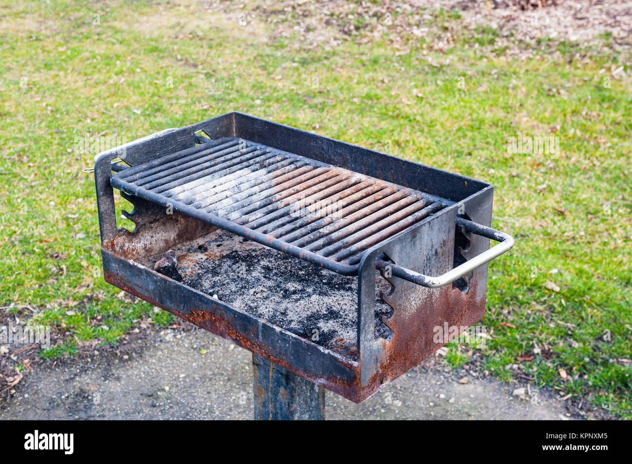 Dirty rusted barbecue grill near grass Stock Photo - Alamy
