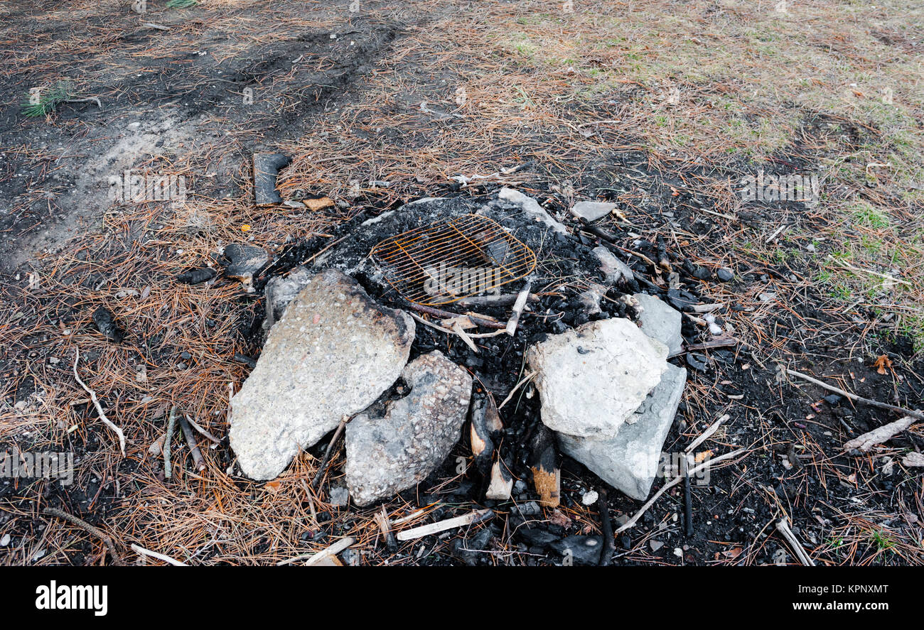 Used fire pit with stones and cinders Stock Photo - Alamy