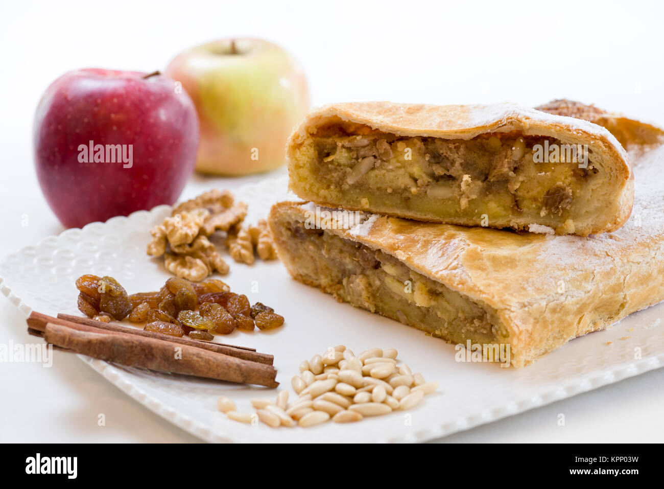 Strudel half hi-res stock photography and images - Alamy