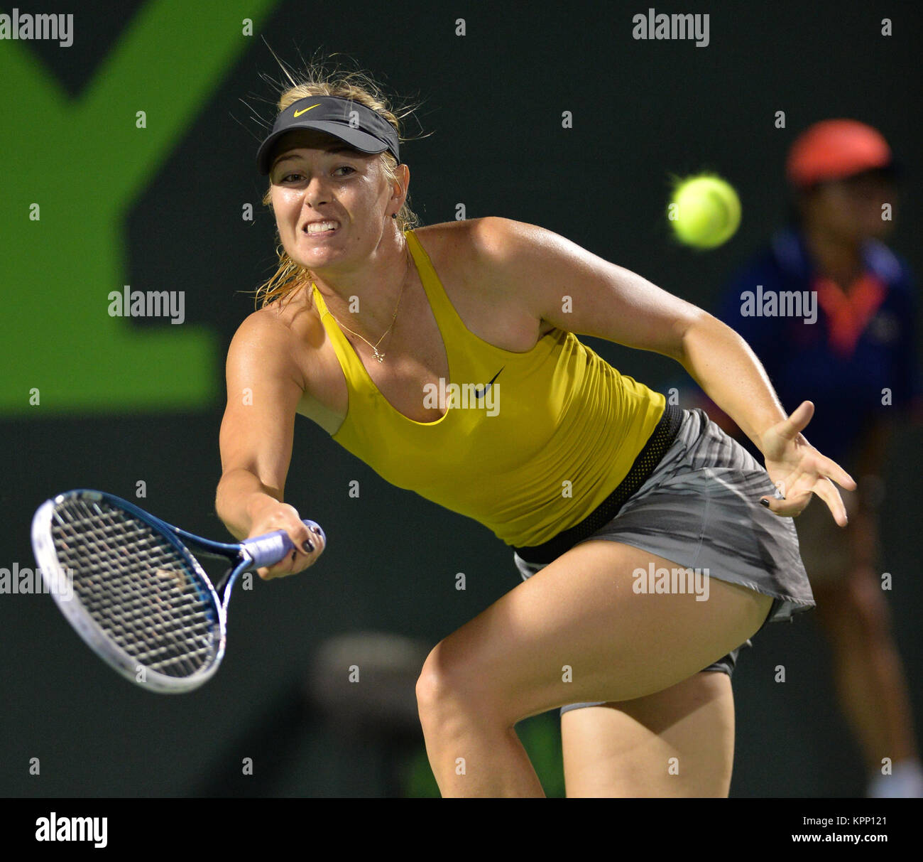 Maria sharapova waving hi-res stock photography and images - Alamy