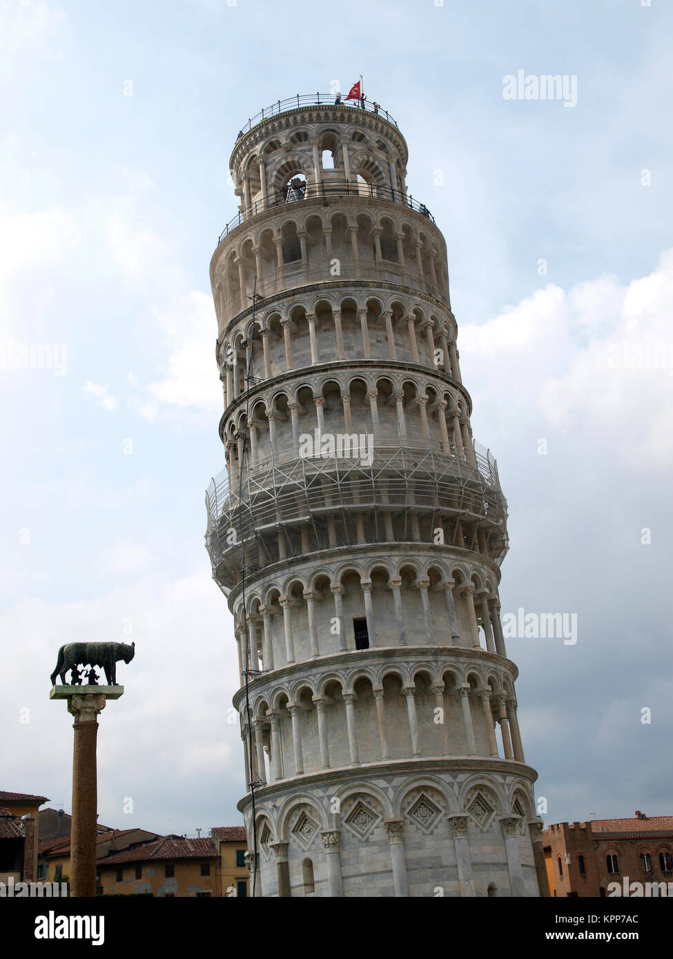 Leaning Tower of Pisa - one of a few most recognizable buildings in the ...