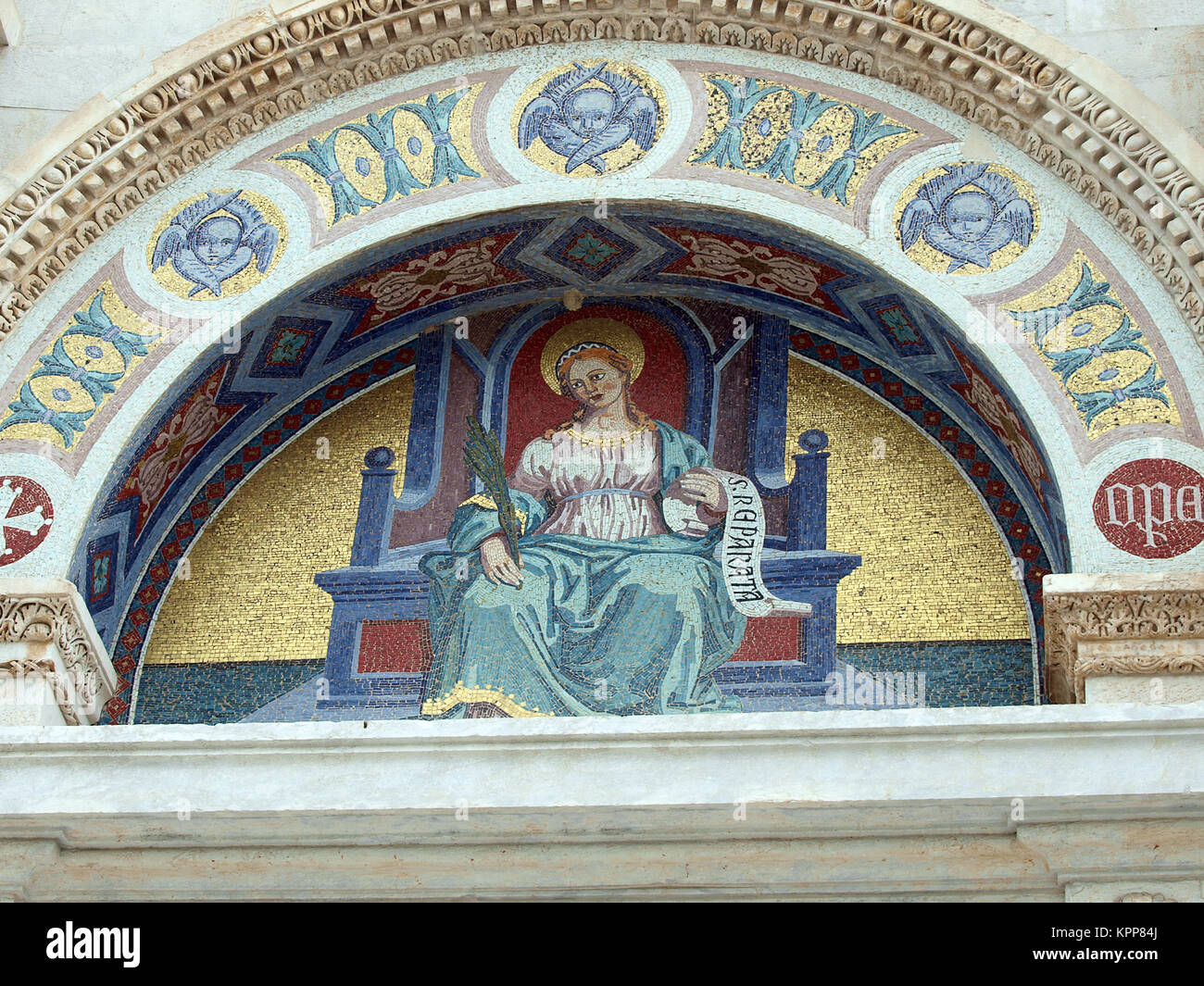 Pisa - portal above the entry to Duomo Stock Photo - Alamy