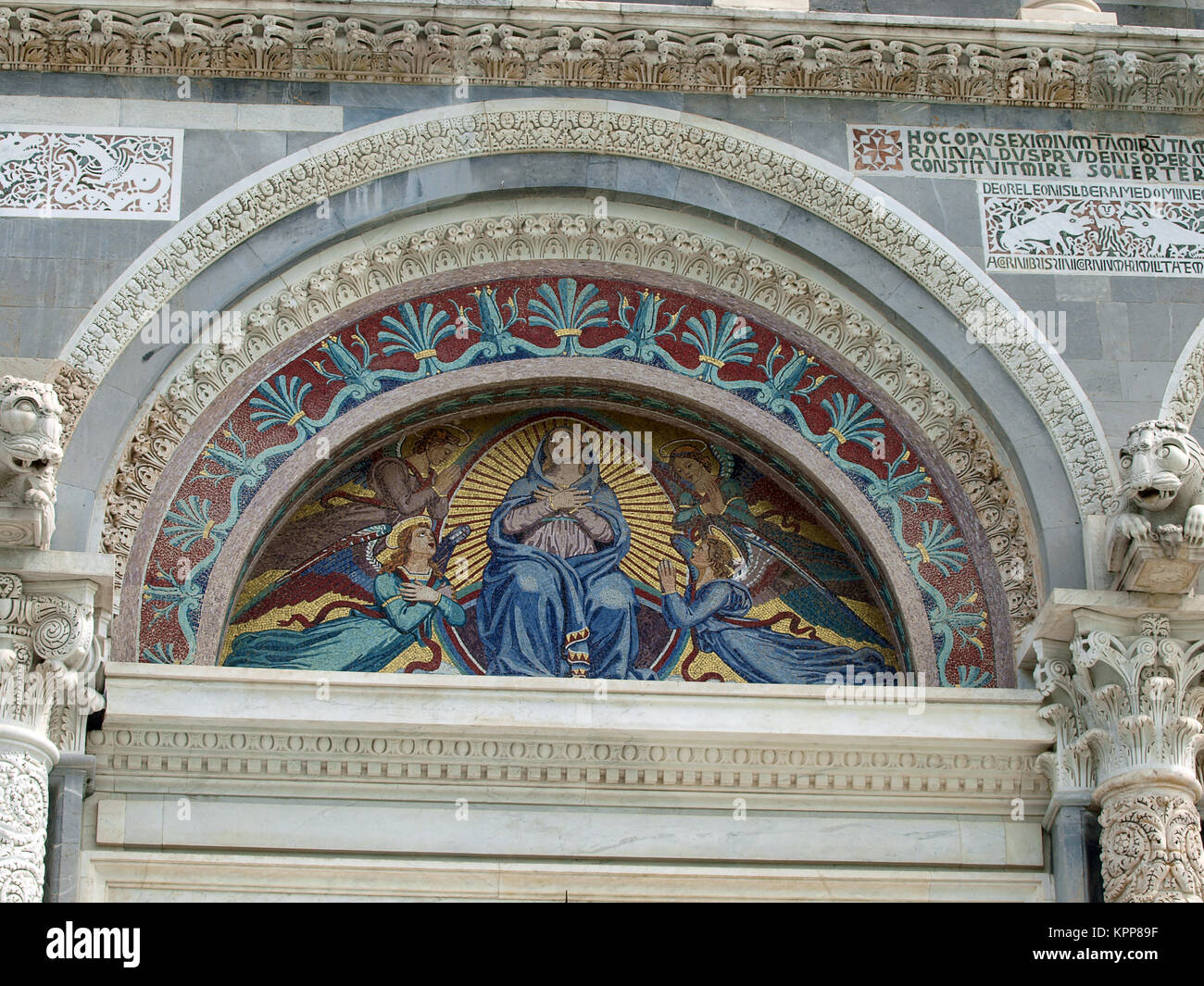 Pisa - portal above the entry to Duomo Stock Photo - Alamy