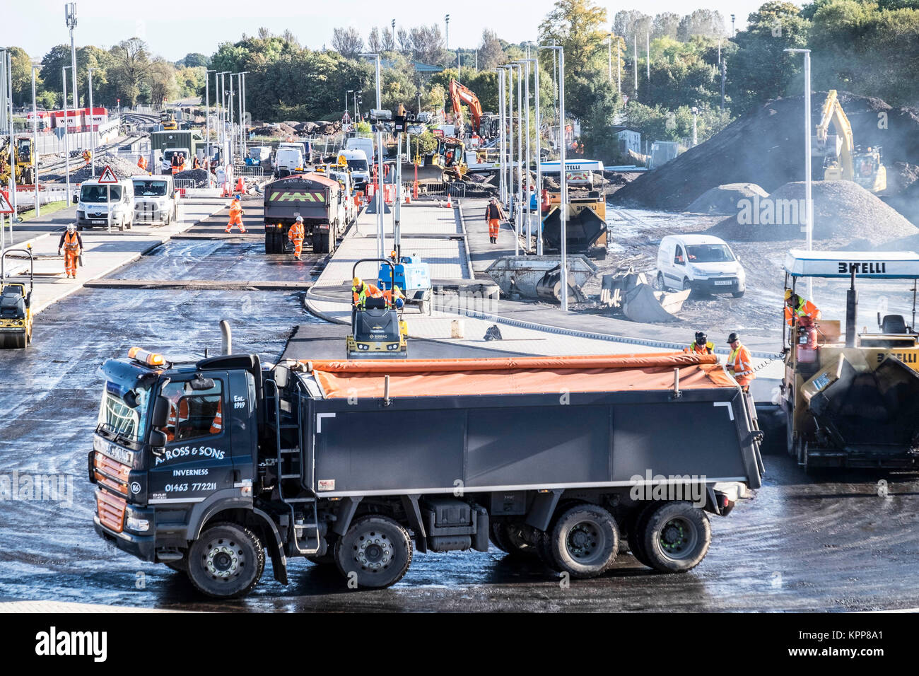Busy construction site Stock Photo - Alamy