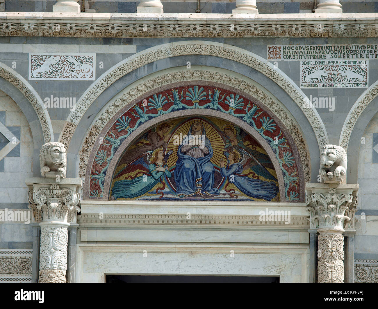 Pisa - portal above the entry to Duomo Stock Photo - Alamy