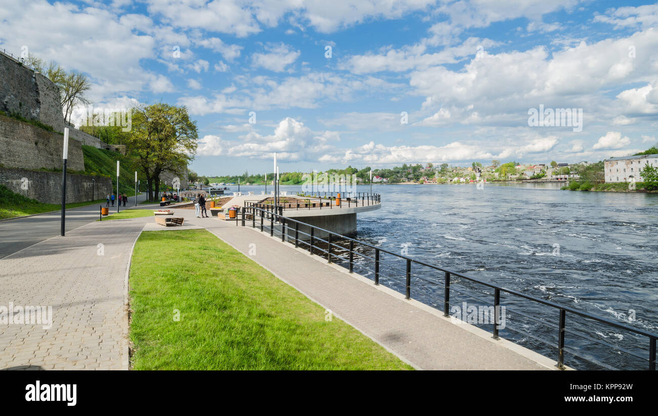 Narva River embankment with vacationers people and the border of Russia ...