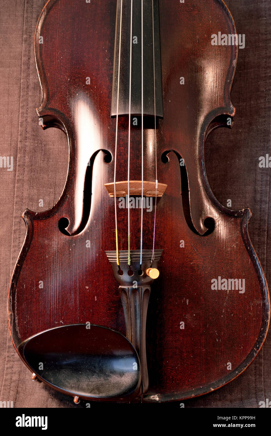 Antique violin against gray background Stock Photo - Alamy