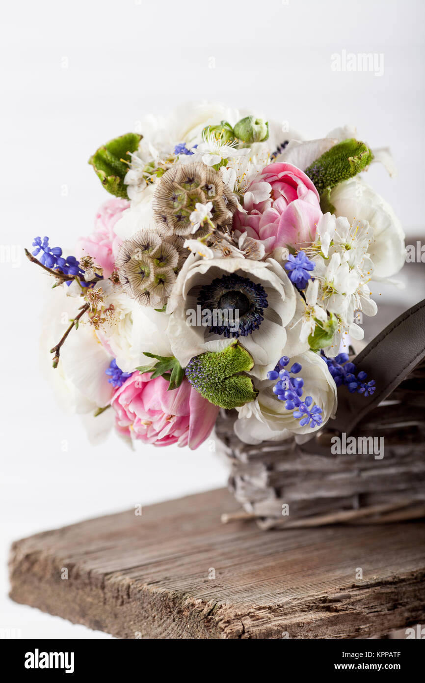 Giving a beautifull spring bouquet in the basket Stock Photo - Alamy