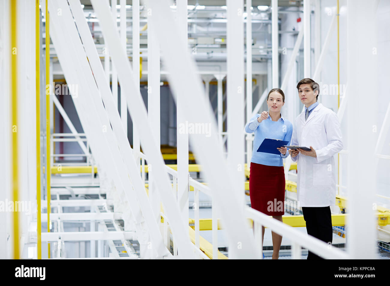 Construction worker young talk hi-res stock photography and images - Alamy