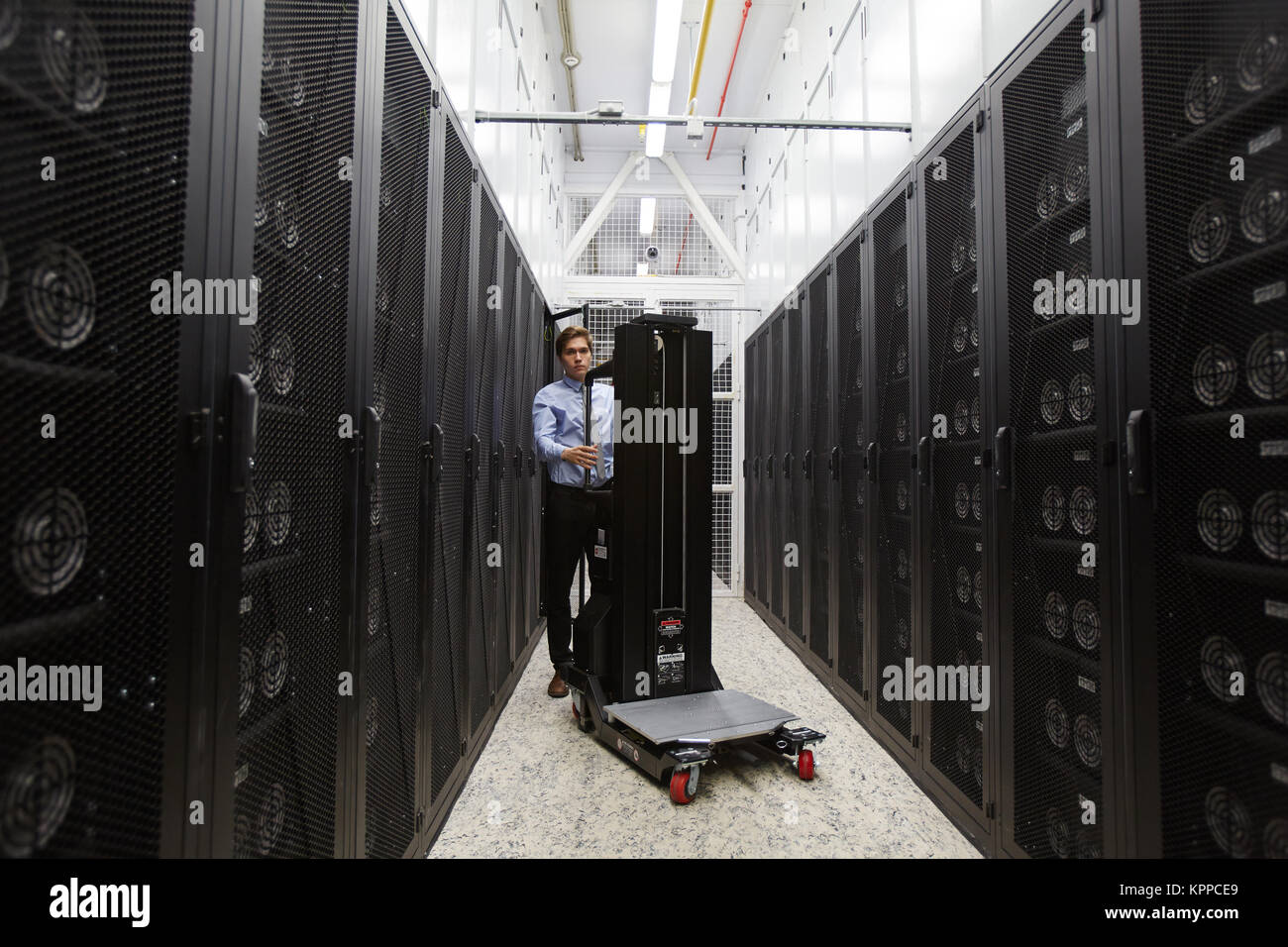 Mainframe service hi-res stock photography and images - Alamy