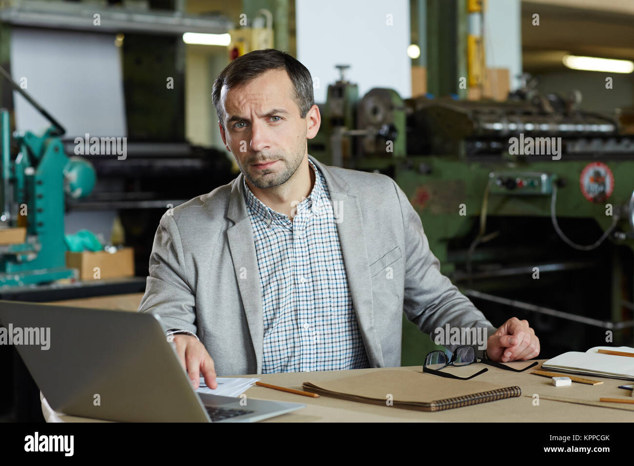 Serious worker hi-res stock photography and images - Alamy