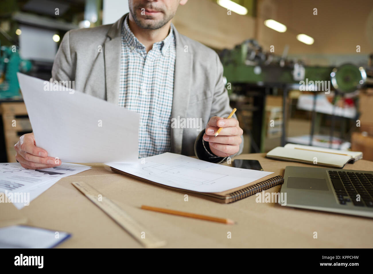 Paper factory worker hi-res stock photography and images - Alamy