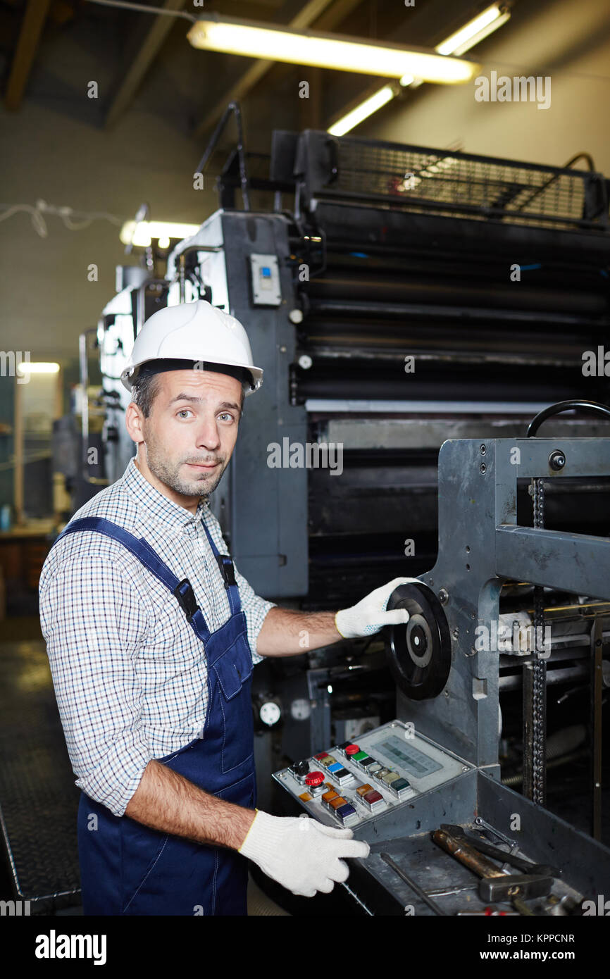 Engineer repairing machine hi-res stock photography and images - Alamy