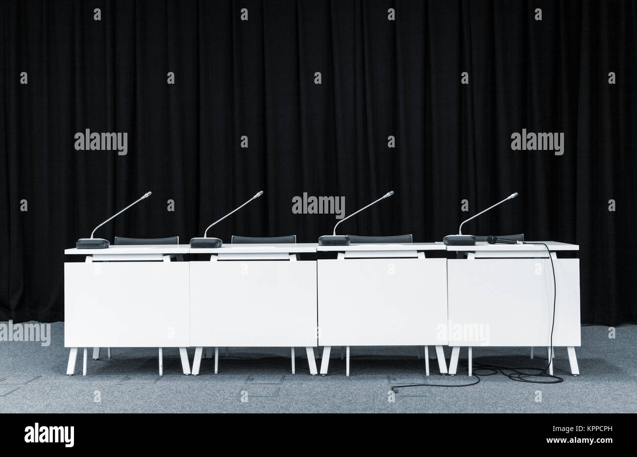 Press conference room empty hi-res stock photography and images - Alamy