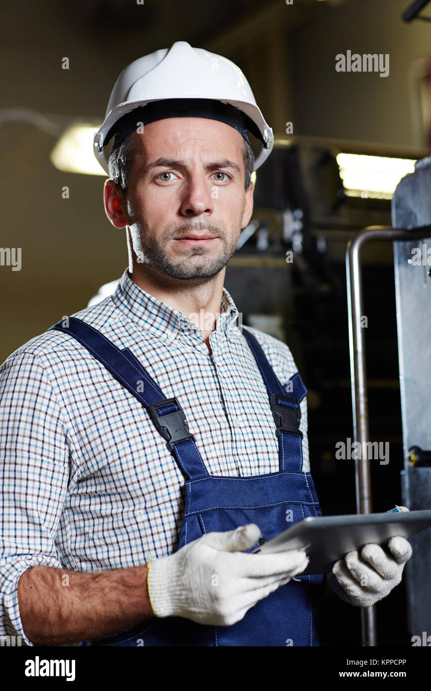 Browsing worker hi-res stock photography and images - Alamy