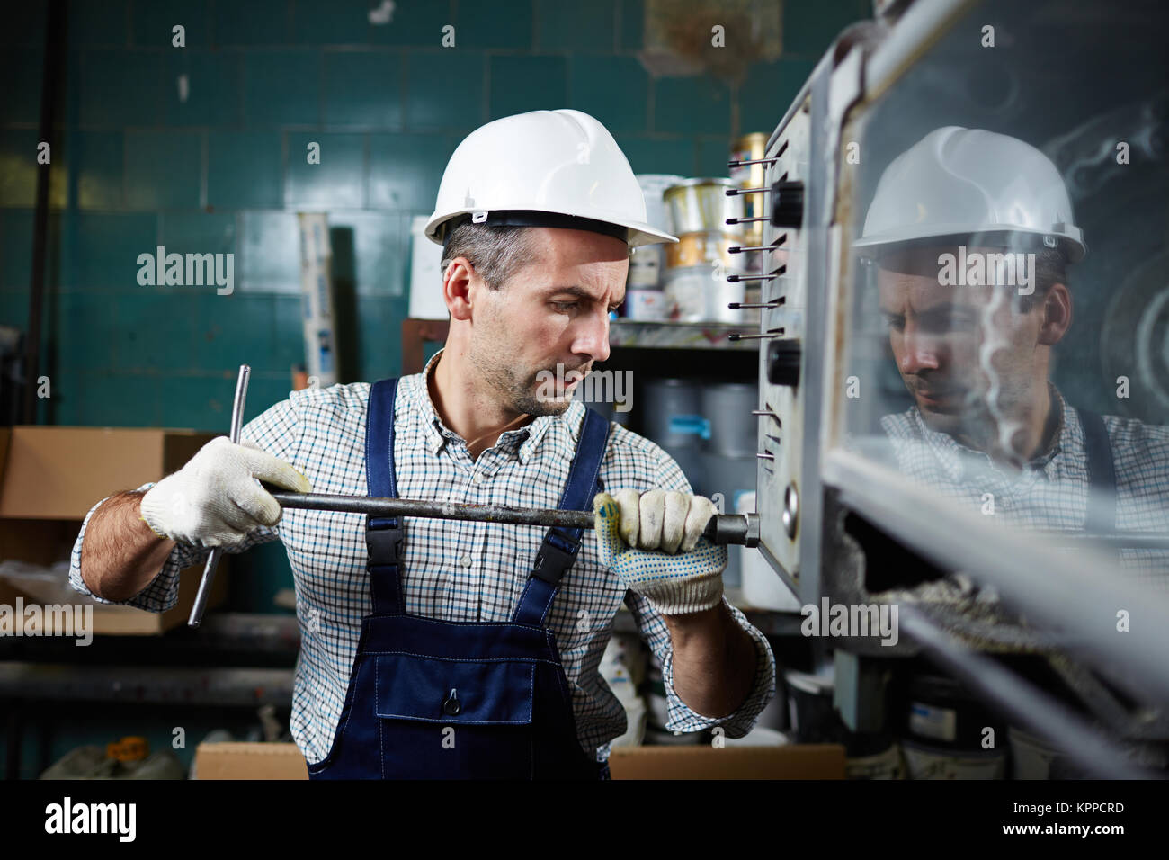 Engineer repairing machine hi-res stock photography and images - Alamy