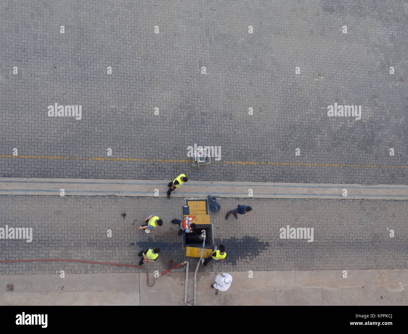 Port workers hi-res stock photography and images - Alamy