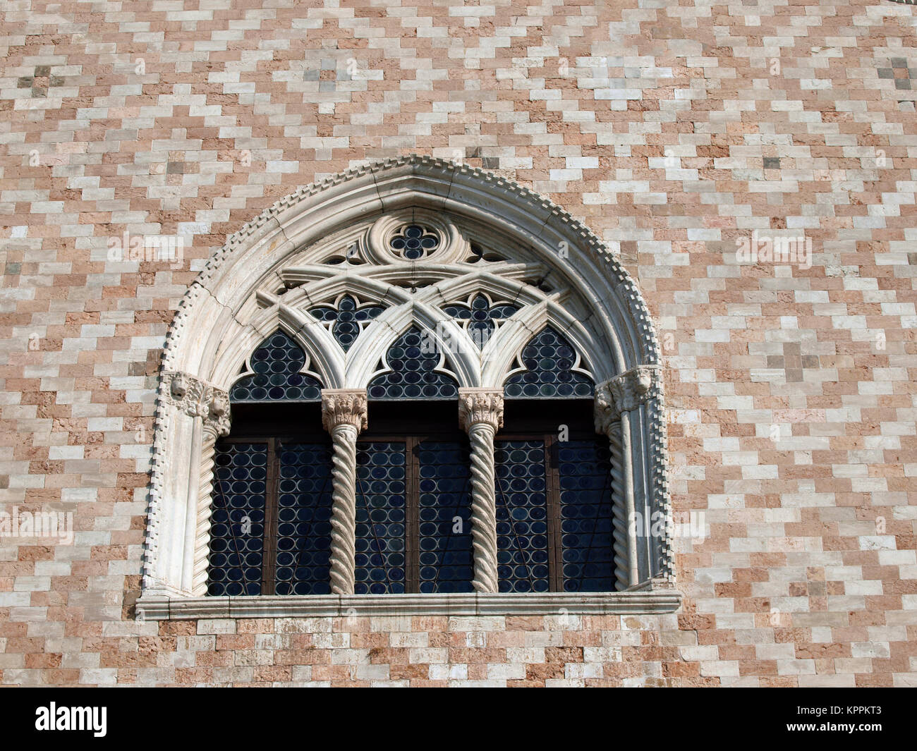 Gothic window from Doge's Palace - Venice Stock Photo - Alamy