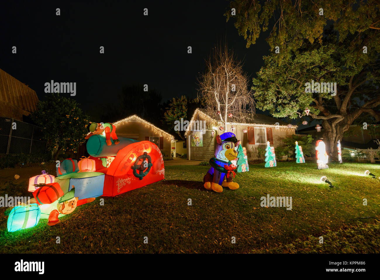Los Angeles, DEC 15: Beautiful christmas lights in upper Hastings Ranch ...