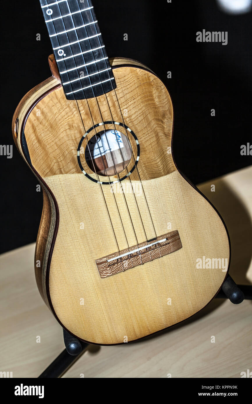 Timple hi-res stock photography and images - Alamy