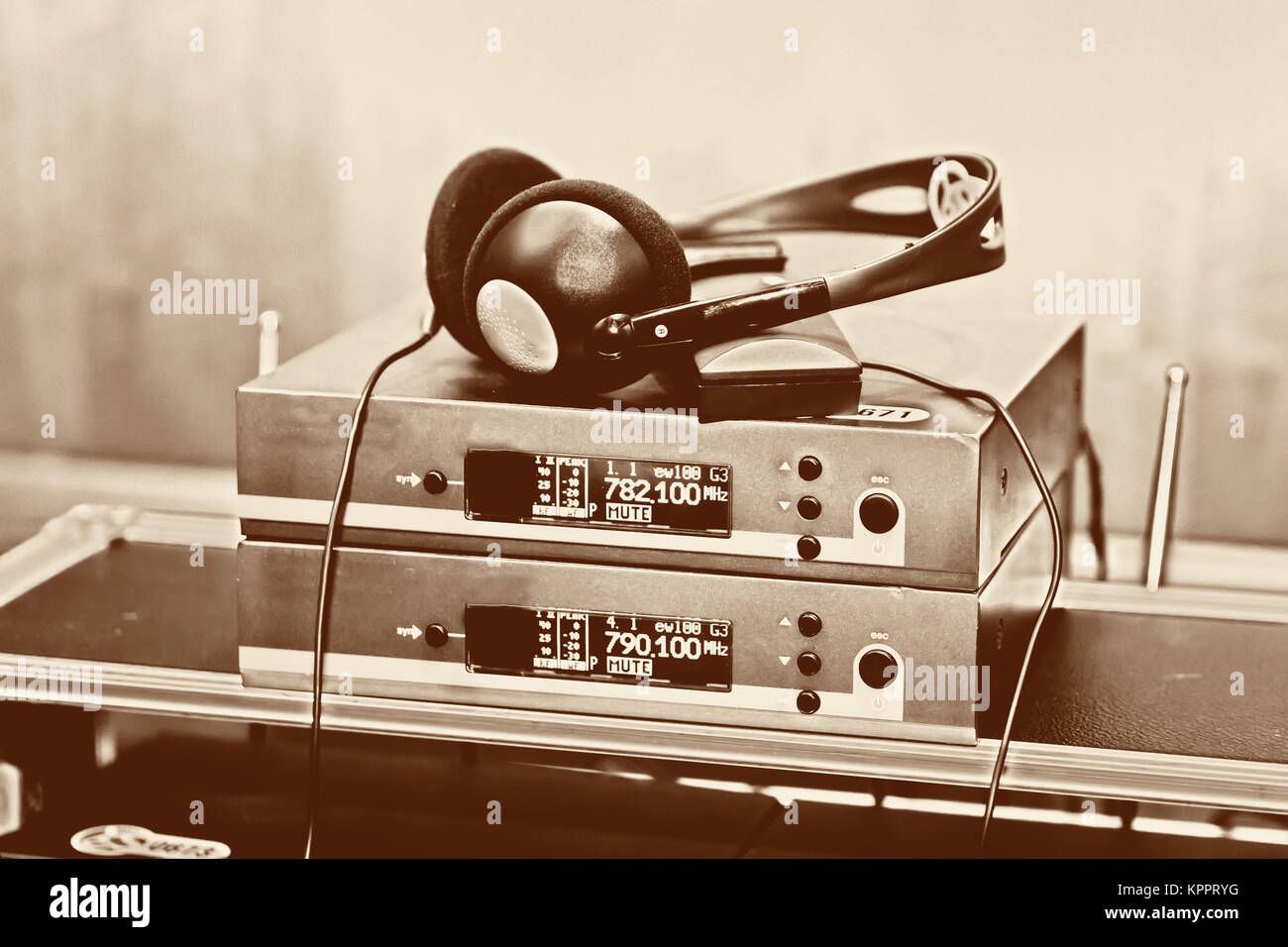 headphones used for simultaneous translation equipment simultaneous ...