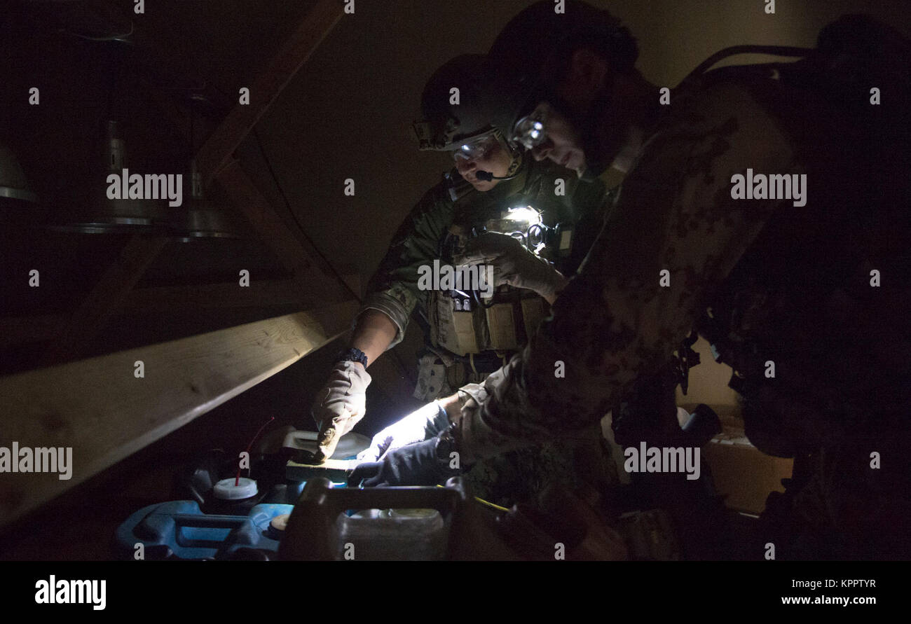 VIRGINIA BEACH, Va. (Dec. 5, 2017) An explosive ordnance disposal ...