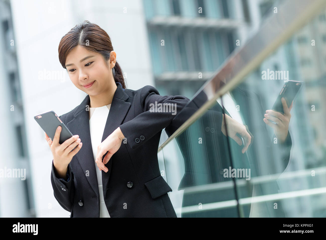 Business woman read the message on cellphone Stock Photo - Alamy