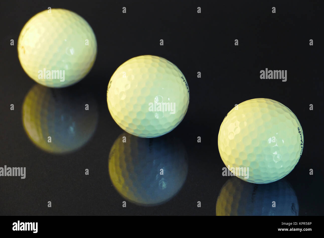 Gold golf balls win hi-res stock photography and images - Alamy