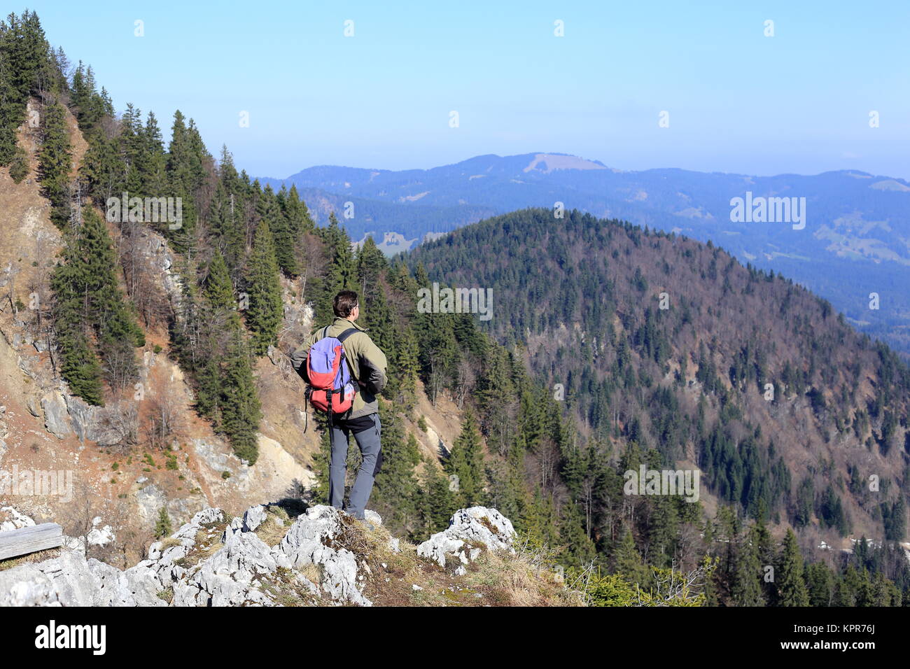 Bergwanderer auf Grat Stock Photo - Alamy