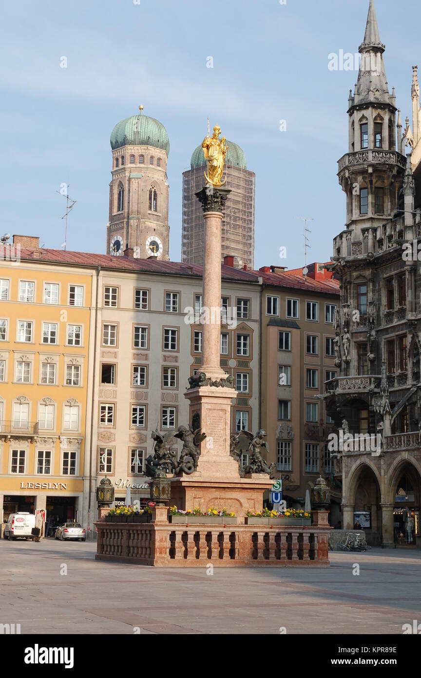 Marienplatz with view to the Mariensaeule and Frauenkirche Stock Photo ...