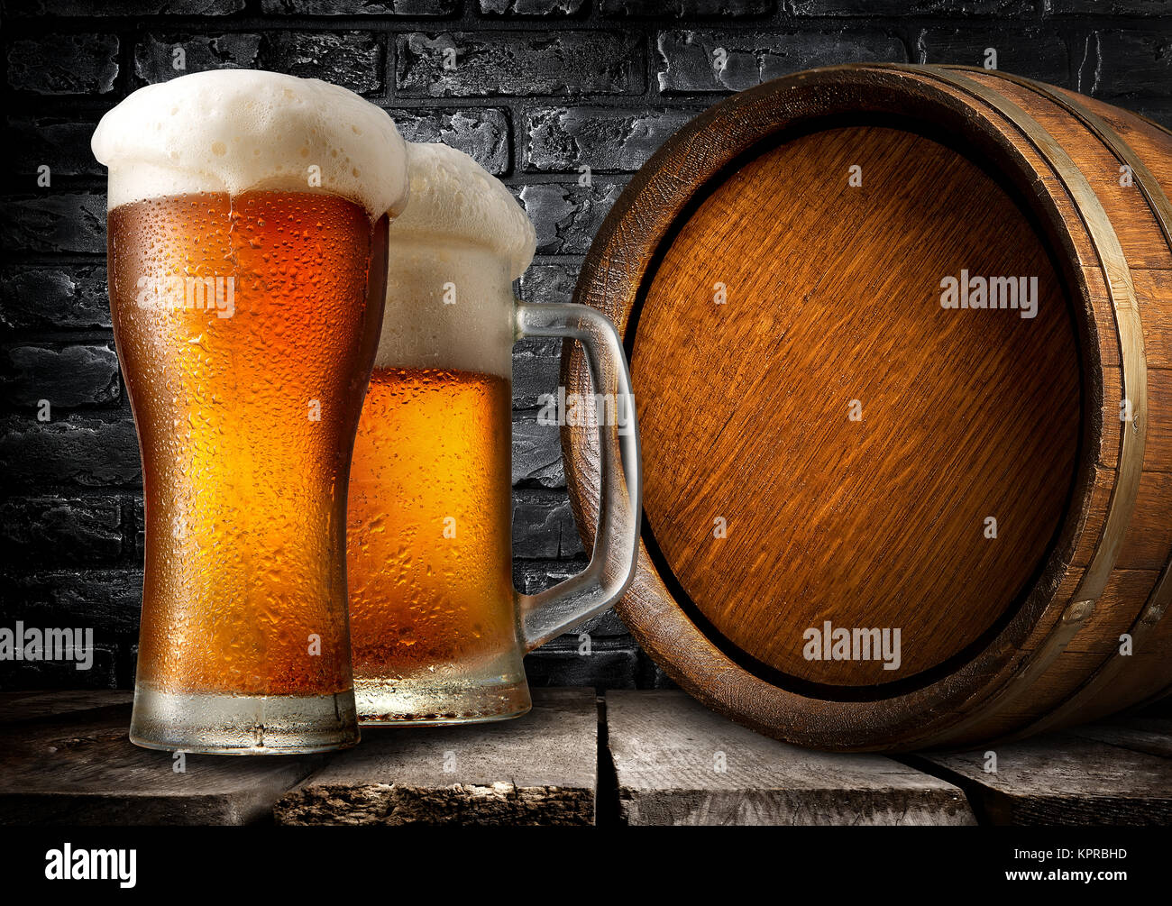 Wooden keg and beer Stock Photo - Alamy
