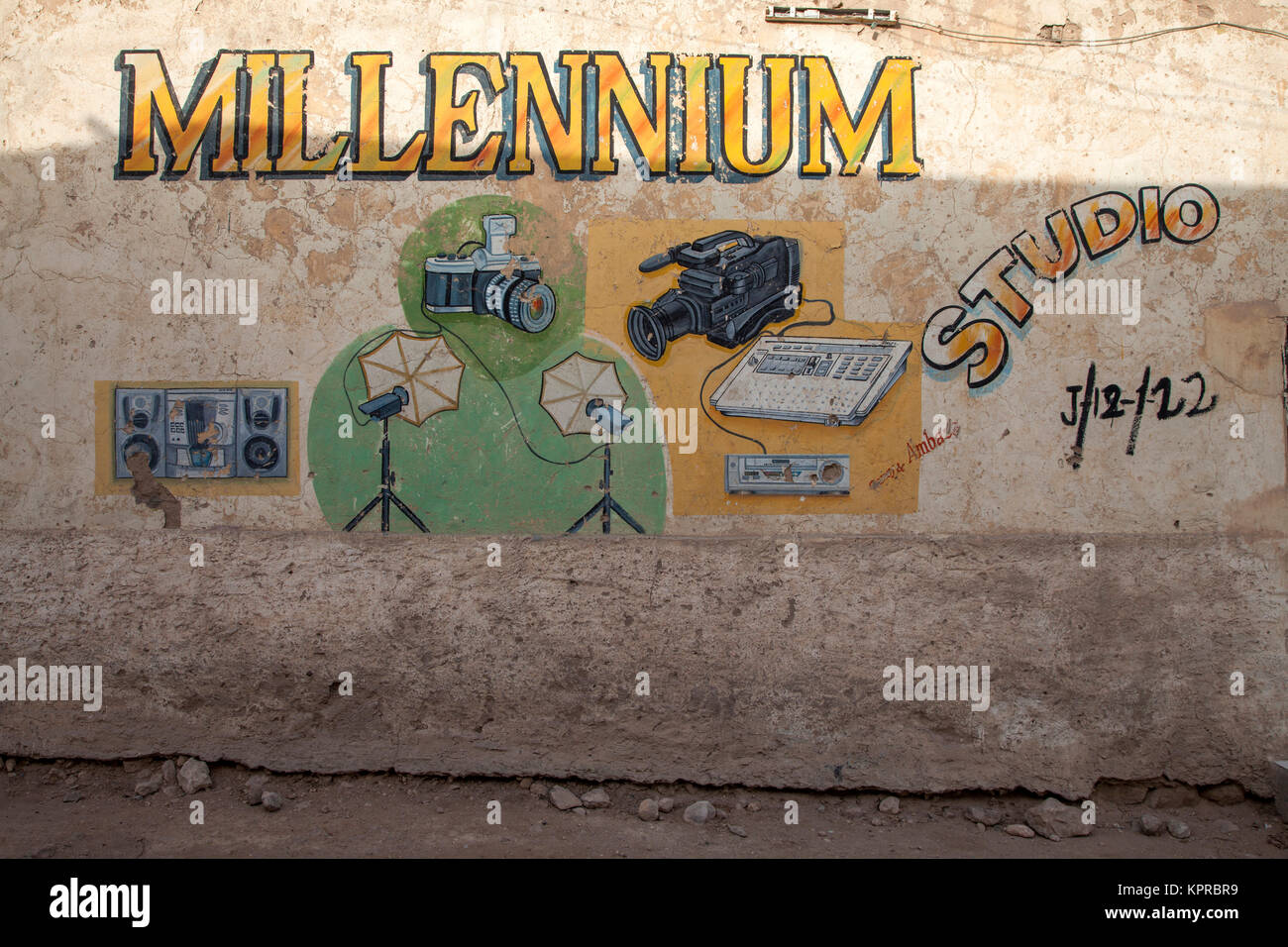 Hand painted sign advertising photographer's studio Stock Photo - Alamy